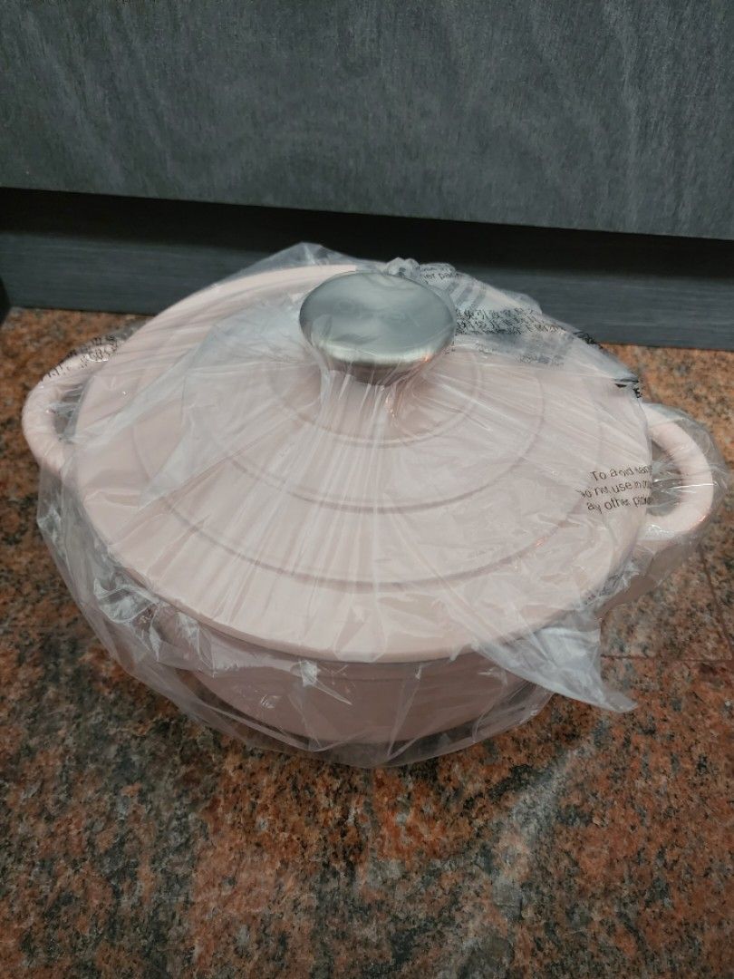 Pyrex 2.5L cast iron casserole (20cm), Furniture & Home Living ...