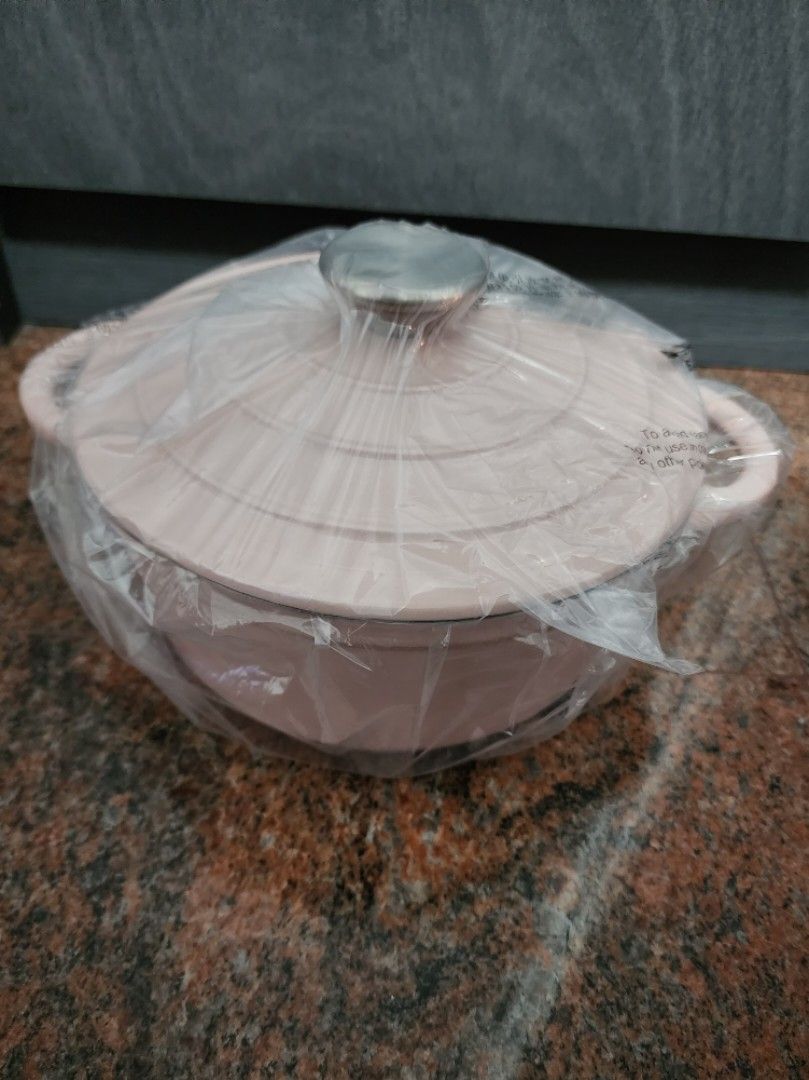 Pyrex 2.5L cast iron casserole (20cm), Furniture & Home Living ...