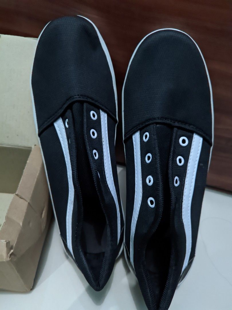 Sepatu hitam Sepatu sekolah Sneakers, Fesyen Pria, Sepatu , Sneakers di ...