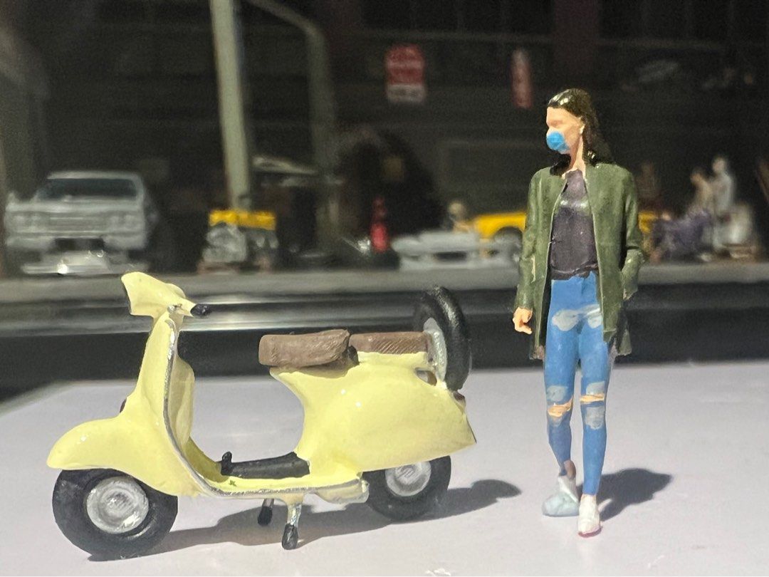 1/64 lady figure + scooter custom made diorama display Hotwheels Tomica ...
