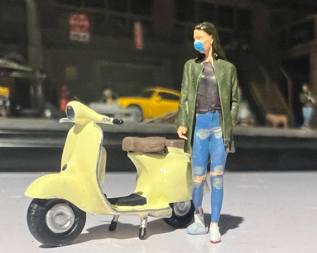 1/64 lady figure + scooter custom made diorama display Hotwheels Tomica ...