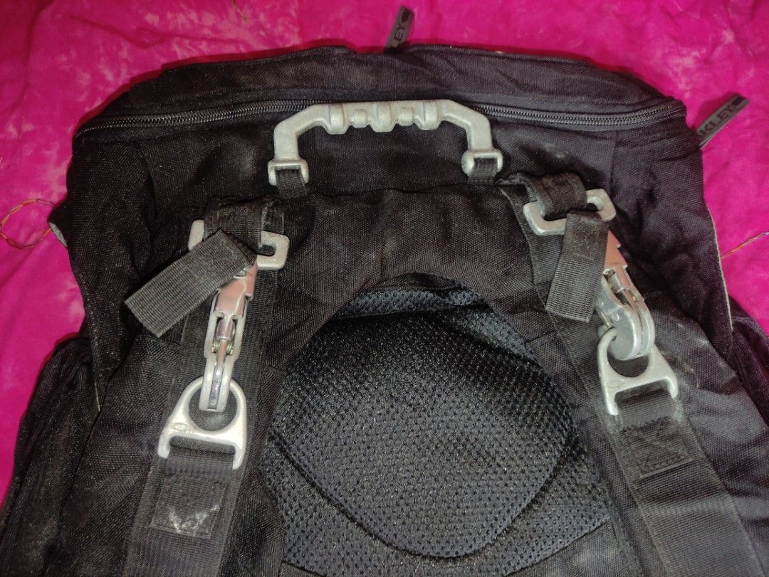 OAKLEY MECHANISM BAG PACK, Men's Fashion, Bags, Backpacks on Carousell