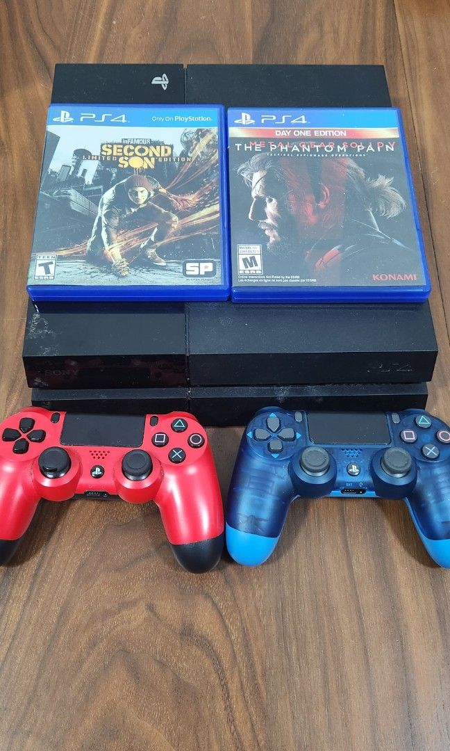 Playstation 4 + 2 controllers, 2 games and controller charging station ...