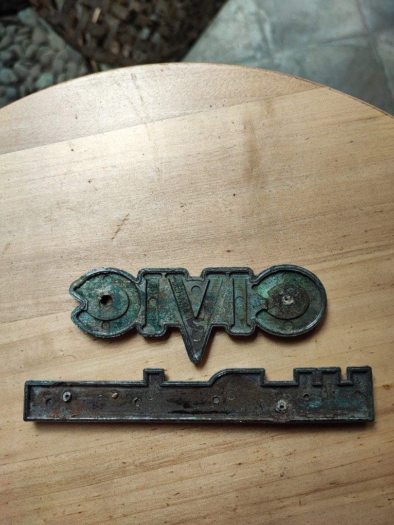 Sepasang Emblem Badge Asli Copotan Honda Civic Hi-Deluxe 1970an ...