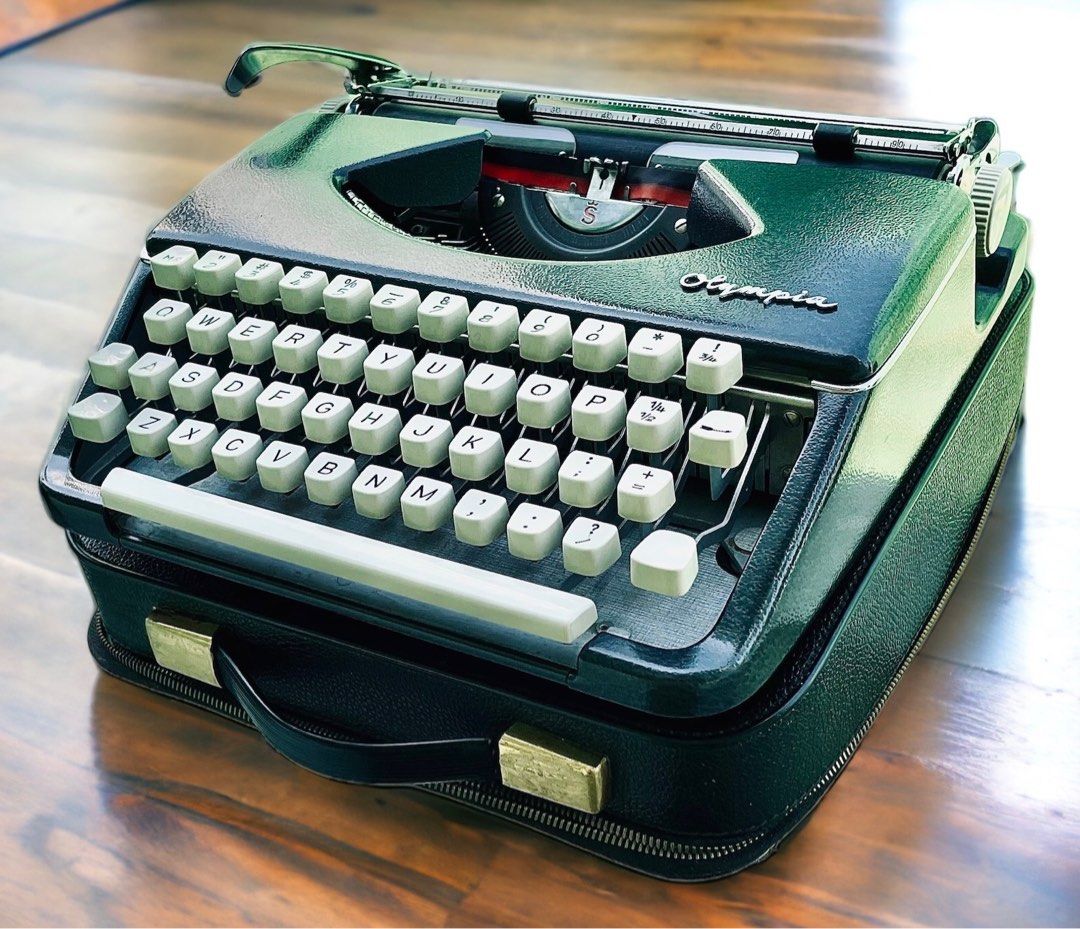 Olympia SF ultra-portable typewriter, 興趣及遊戲, 收藏品及紀念品, 古董收藏 - Carousell