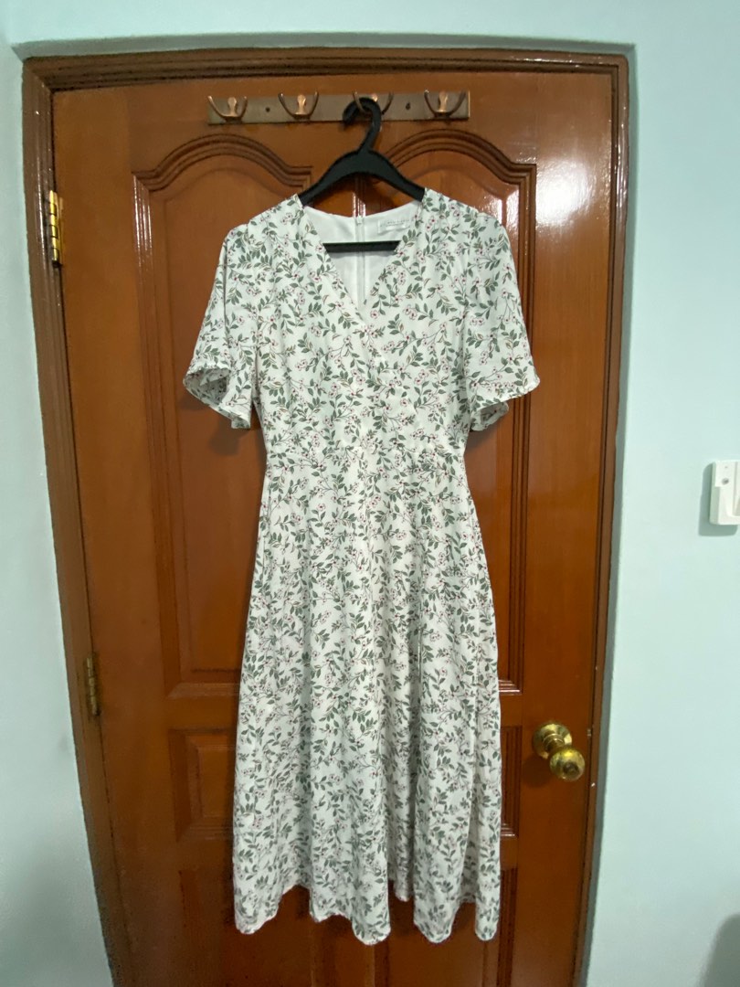 All Would Envy white floral midi dress, Women's Fashion, Dresses & Sets ...