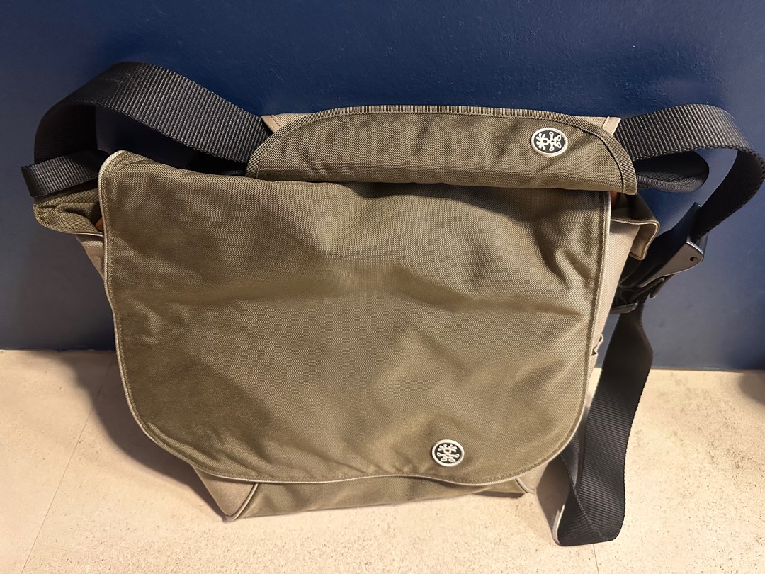 Crumpler Cashmere Blazer 17 inch Laptop Bag, Computers & Tech, Parts ...