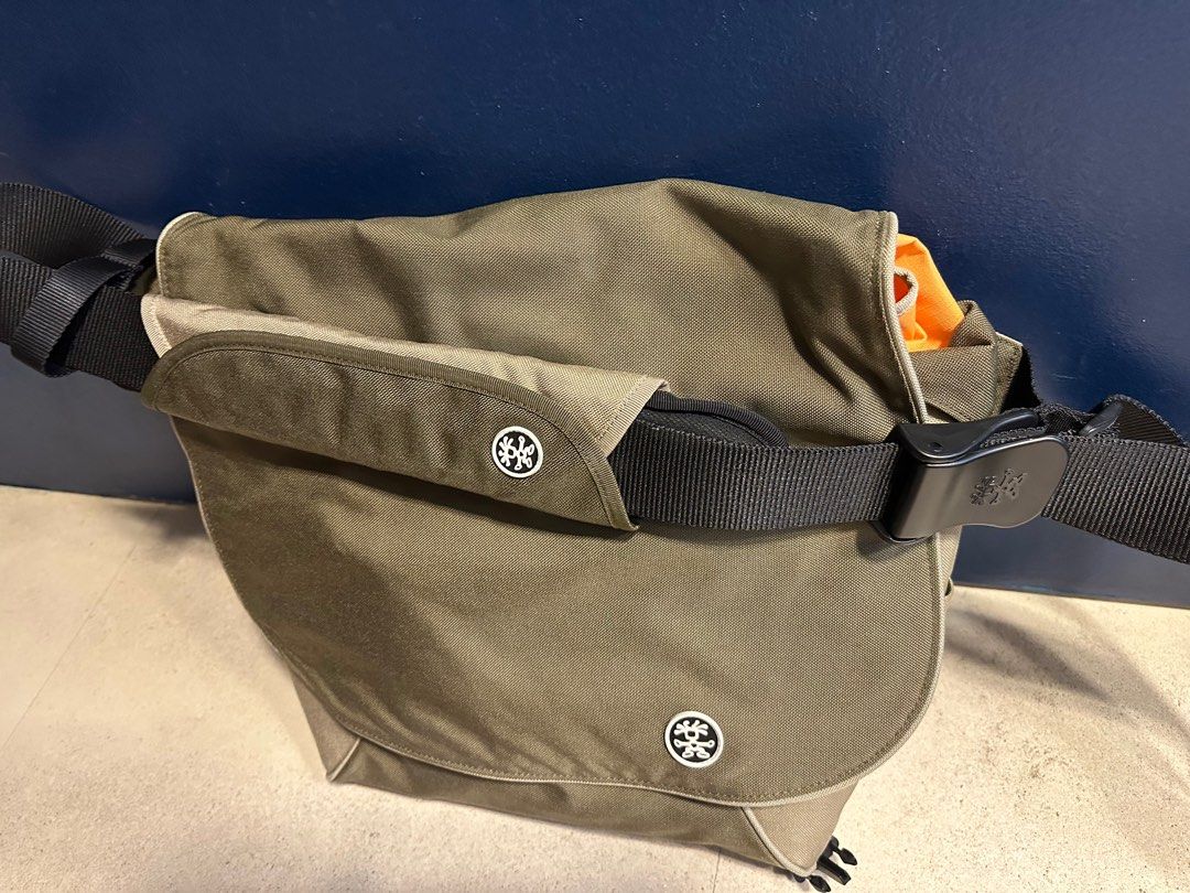 Crumpler Cashmere Blazer 17 inch Laptop Bag, Computers & Tech, Parts ...