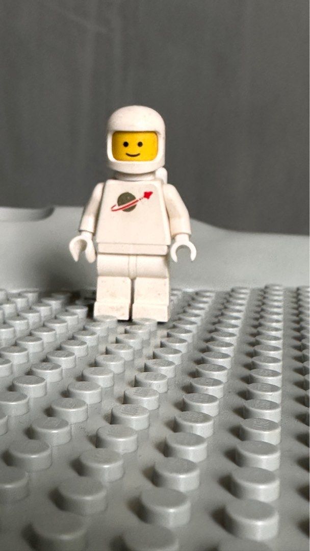 Lego classic Spaceman White with Air Tanks Space Minifigure, Hobbies ...