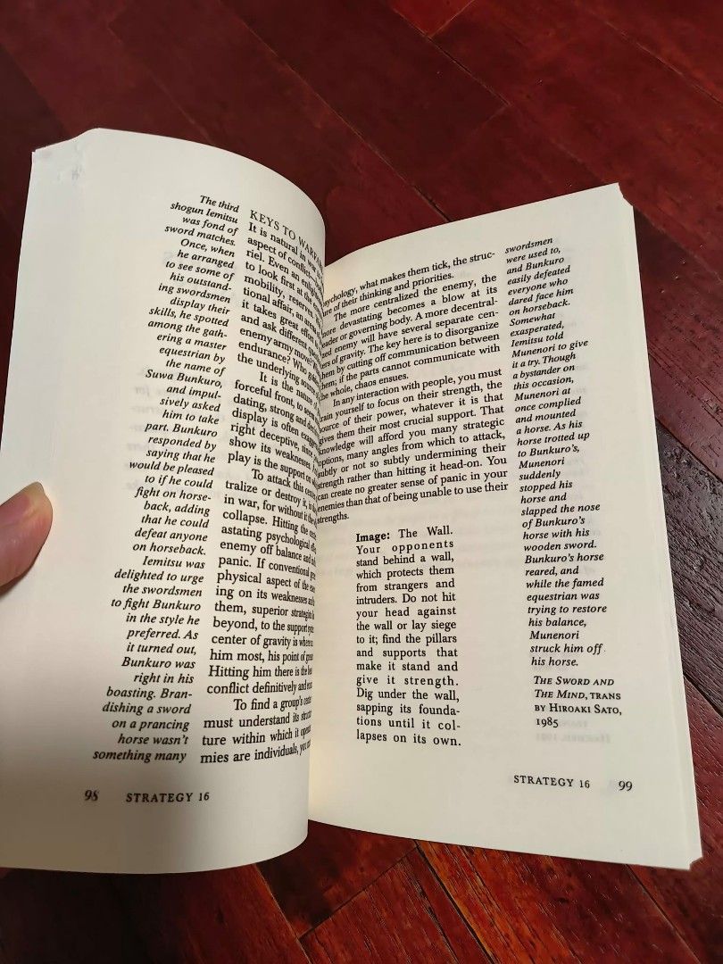 Robert Greene: The Concise 33 Strategies of War, Hobbies & Toys, Books ...