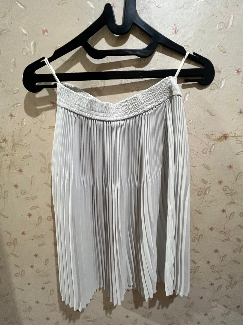 Rok lipit pendek, Fesyen Wanita, Pakaian Wanita, Bawahan di Carousell