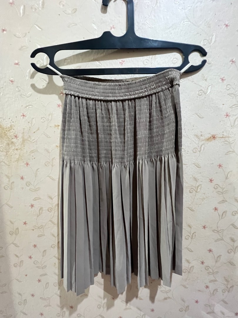 Rok lipit pendek, Fesyen Wanita, Pakaian Wanita, Bawahan di Carousell