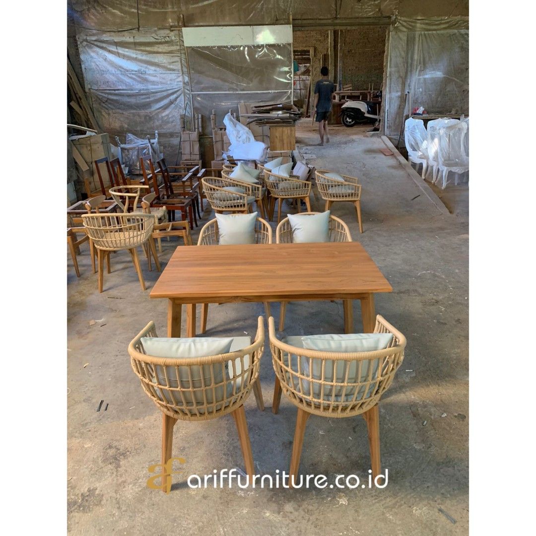 Satu Set Kursi Meja Makan Cafe Resto Kayu, Perabotan Rumah di Carousell