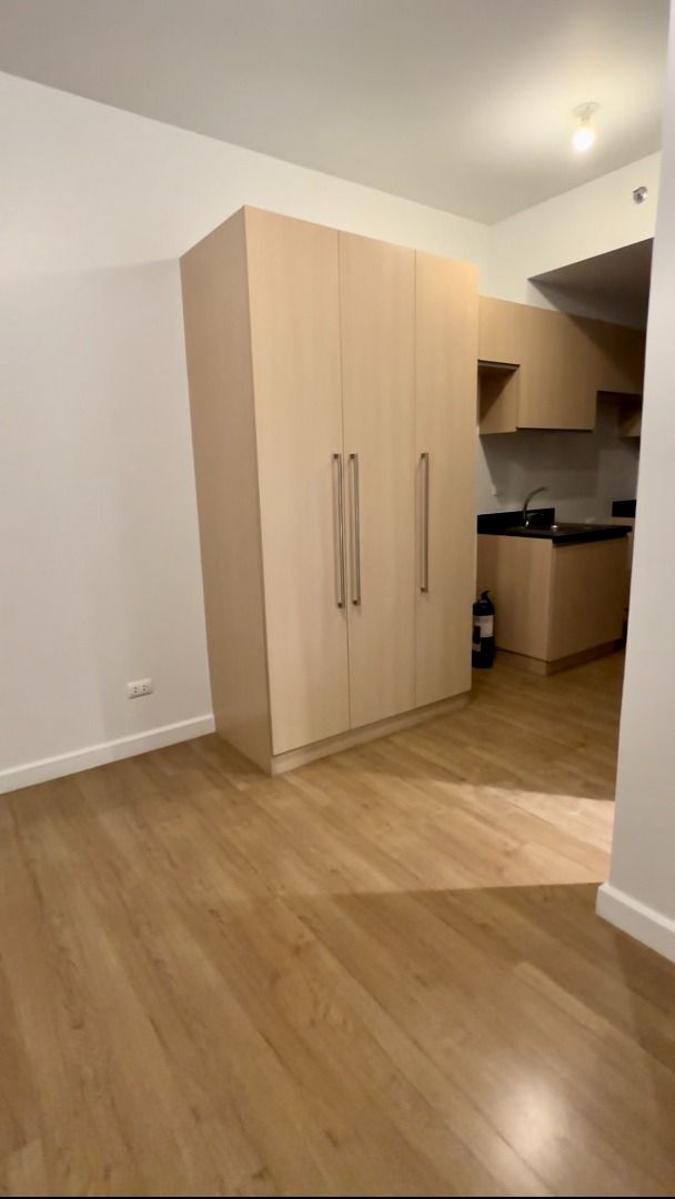 5 Studio Units Solstice Circuit Makati Tower 2 (near to the future ...