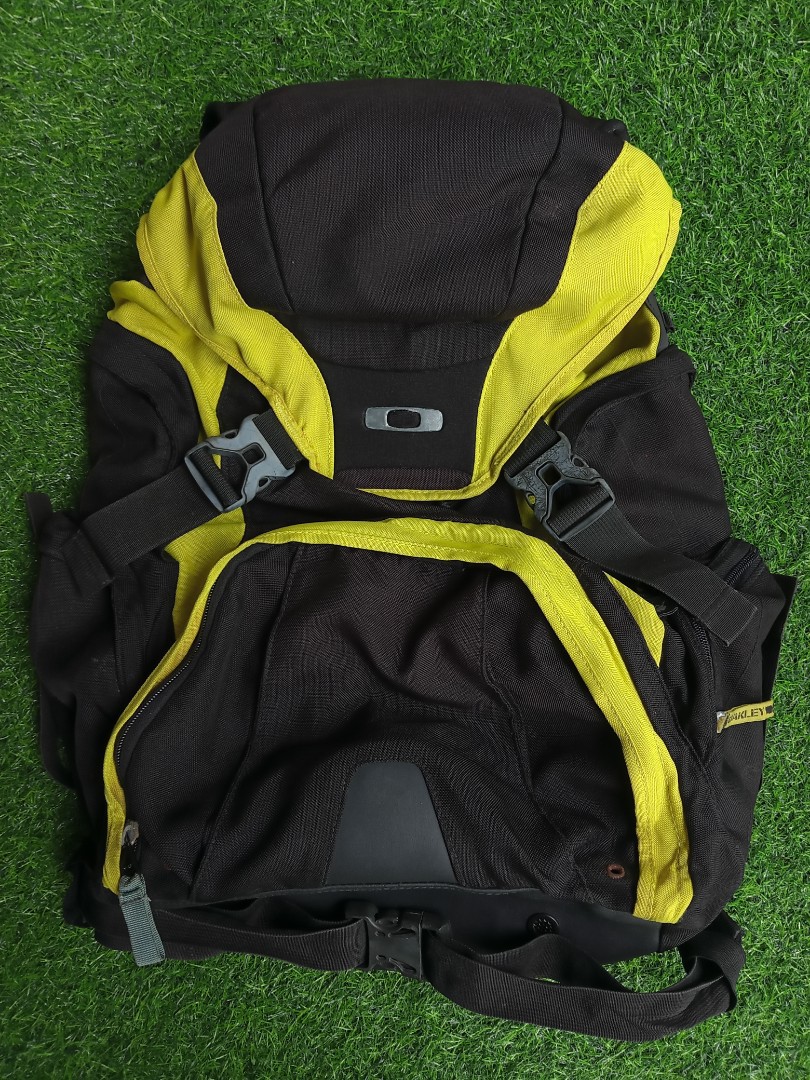 Vintage oakley backpack, Men's Fashion, Bags, Backpacks on Carousell