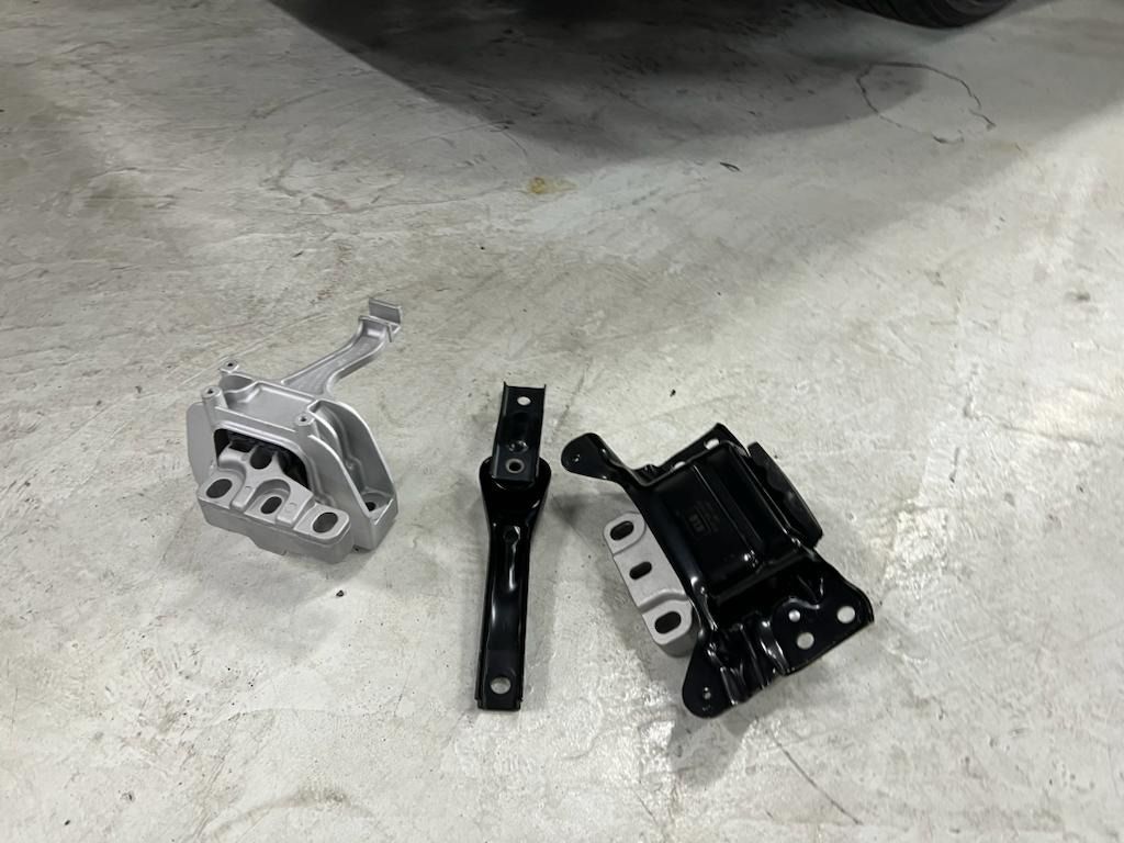 VOLKSWAGEN GOLF 7 ENGINE MOUNTING SET, Car Accessories, Car Workshops ...