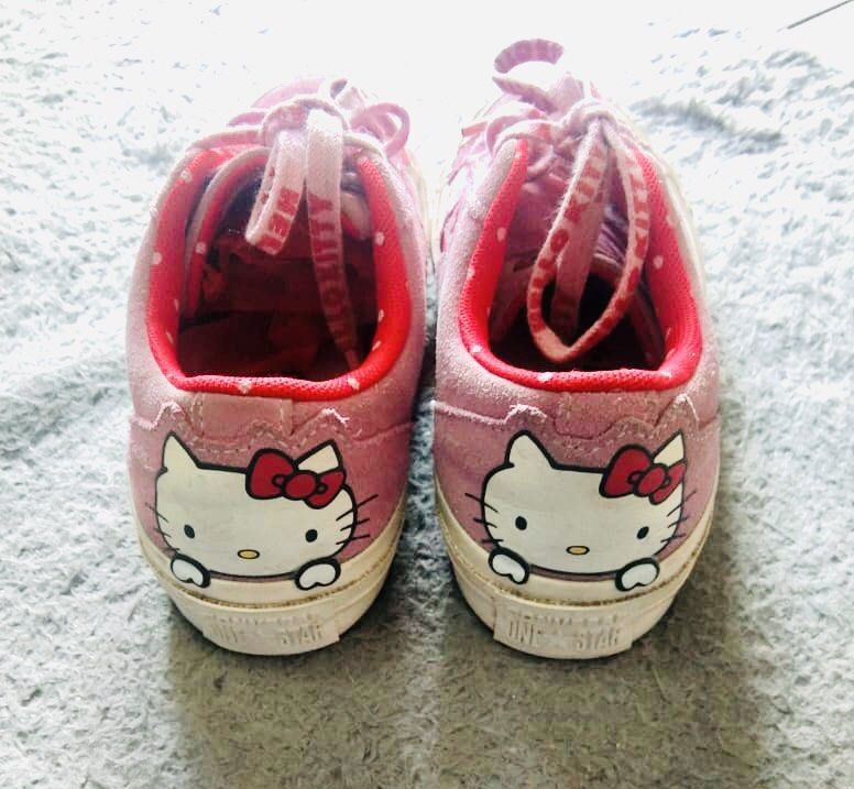Converse colab hello kitty mewah, Fesyen Wanita, Sepatu di Carousell