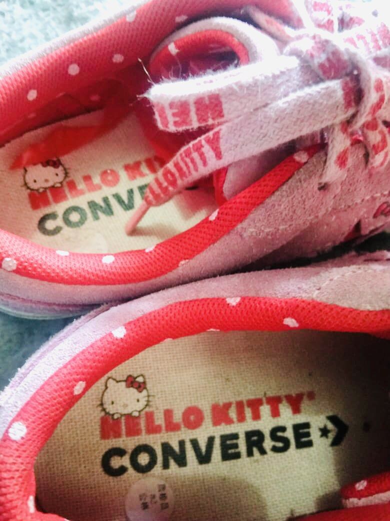 Converse colab hello kitty mewah, Fesyen Wanita, Sepatu di Carousell