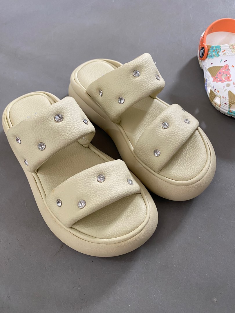 Cute slipper, Women's Fashion, Footwear, Wedges on Carousell