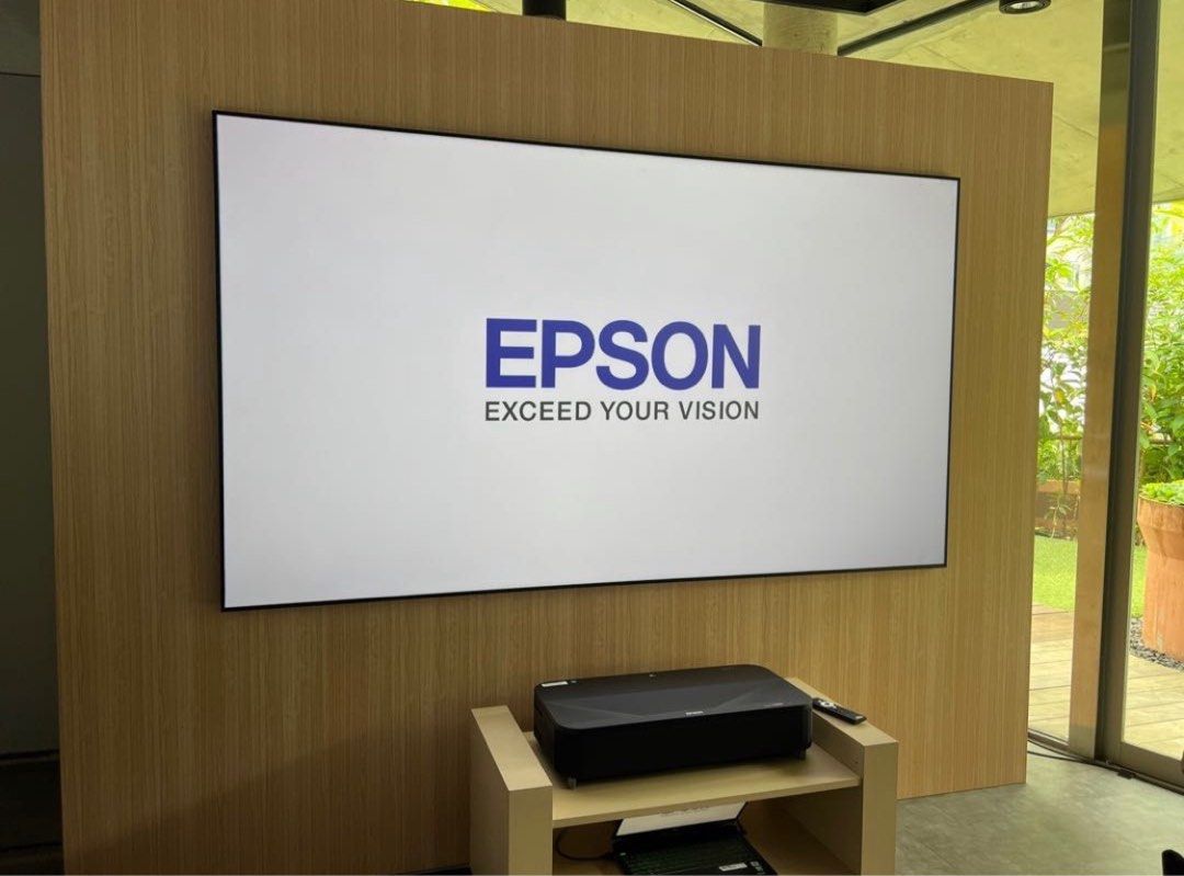 Epson LS800 EpiqVision Ultra Short Throw c/w Free Google Chromecast 4K ...