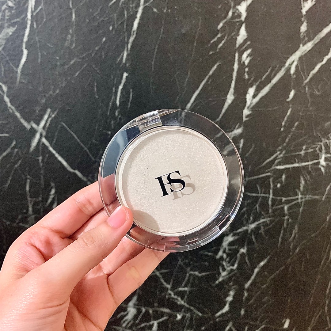 Features & Shades Strobing Powder (Highlighter), Beauty & Personal Care ...