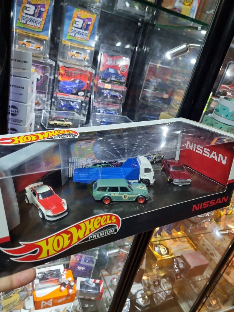 Hot Wheels Nissan Premium Box (Datsun Wagon, Hobbies & Toys, Toys ...