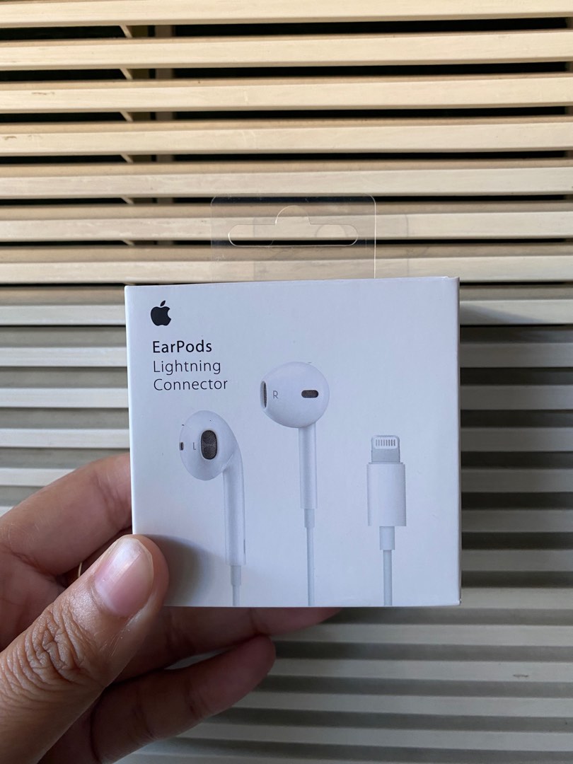 IPHONE earpods lightning connector, Audio, Earphones on Carousell