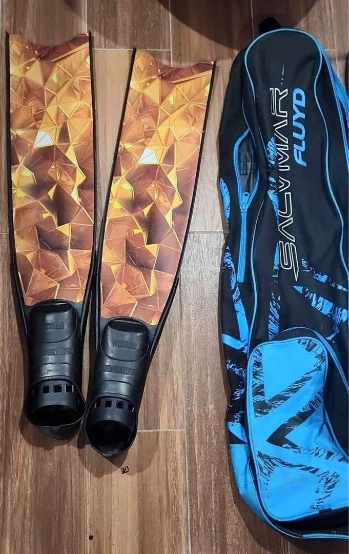 Leaderfins Pure Carbon Limited Edition with Salvimar Fluyd Fin Bag ...