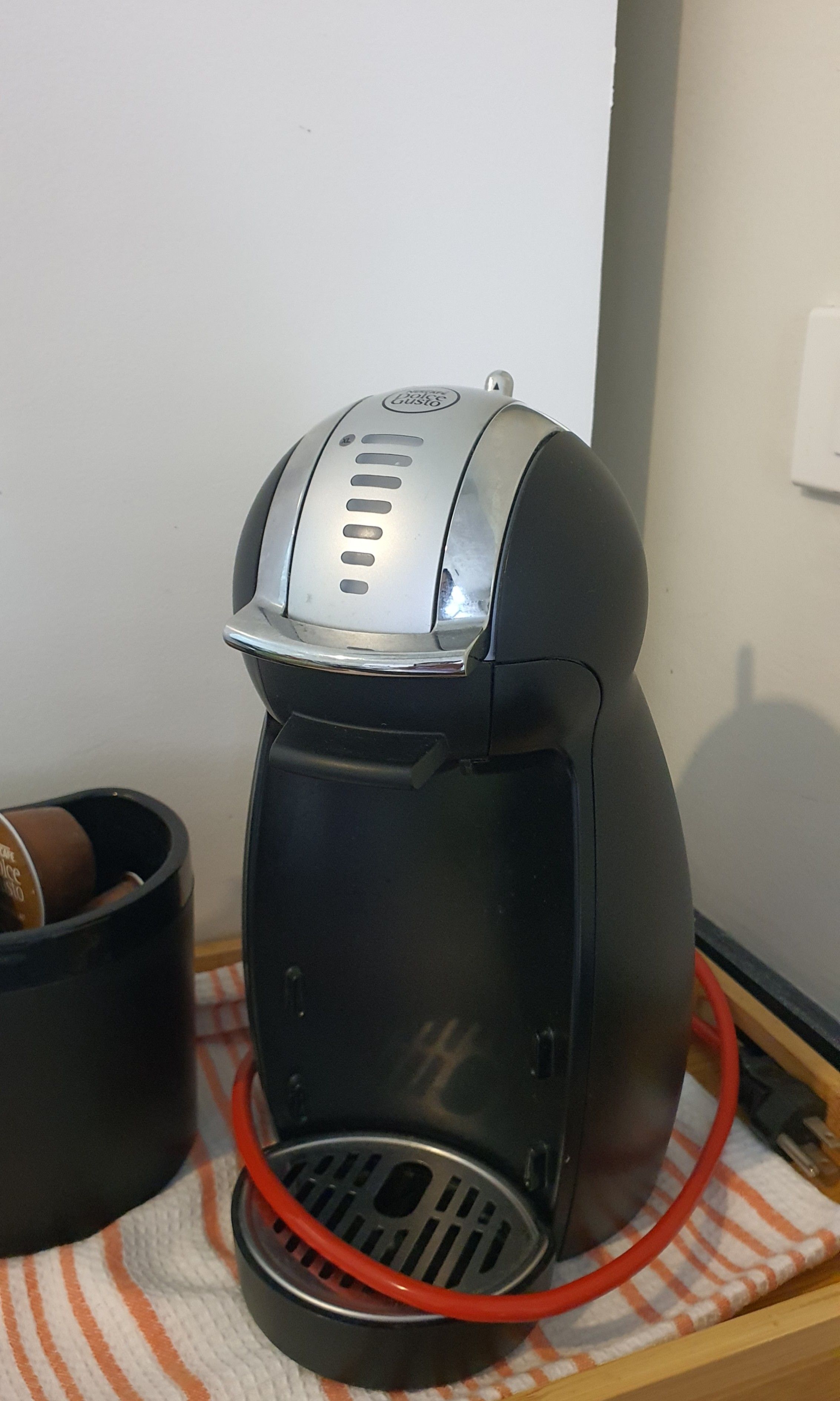 Nescafe Dulce Gusto Genio 2 Coffee Machine with Free Pods, TV & Home ...