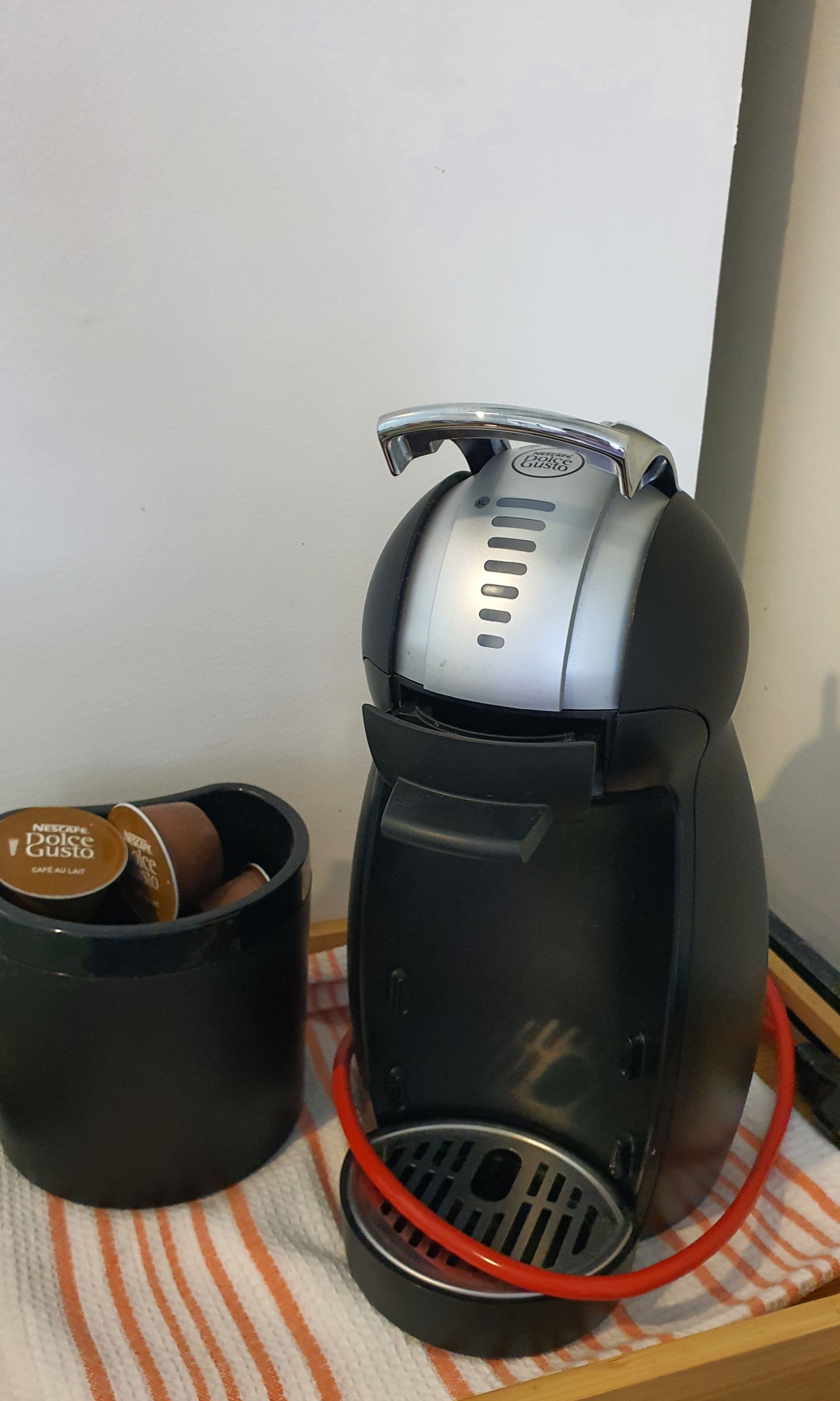 Nescafe Dulce Gusto Genio 2 Coffee Machine with Free Pods, TV & Home ...
