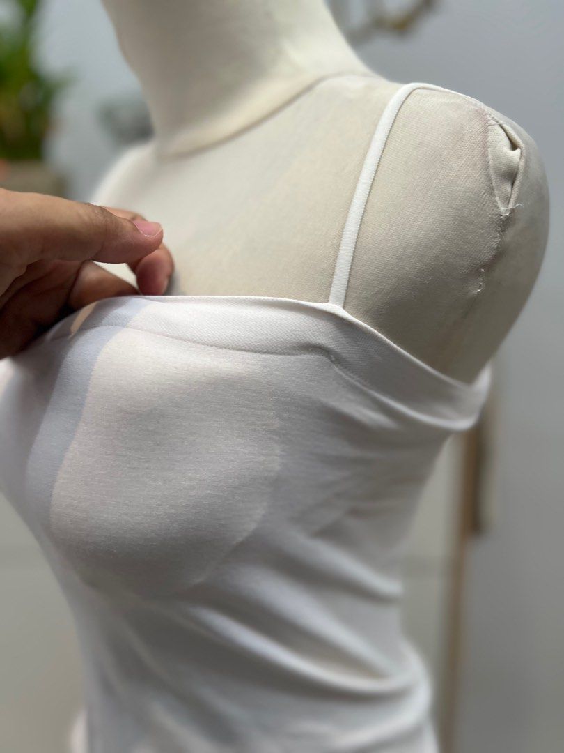 tanktop putih ada cup bra nya / busa nya putih bersih no defect seperti ...