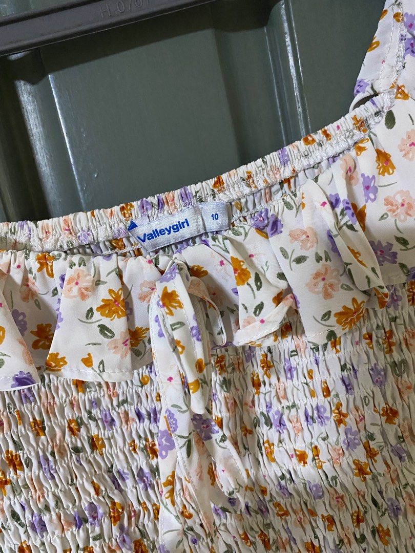 Valleygirl floral smocked top, Women's Fashion, Tops, Blouses on Carousell