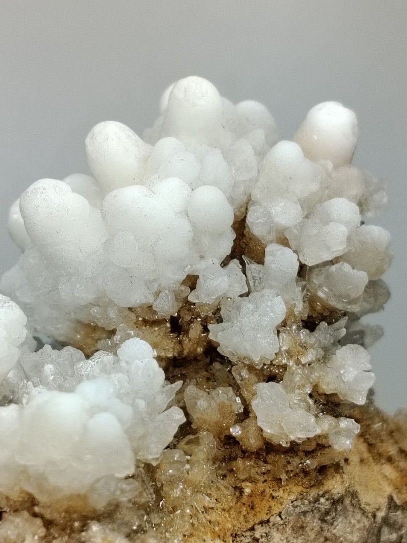 White aragonite on Matrix, Hobbies & Toys, Memorabilia & Collectibles ...