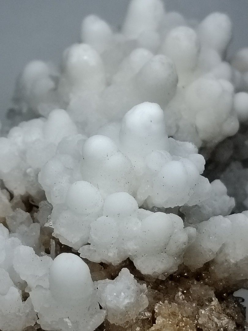 White aragonite on Matrix, Hobbies & Toys, Memorabilia & Collectibles ...