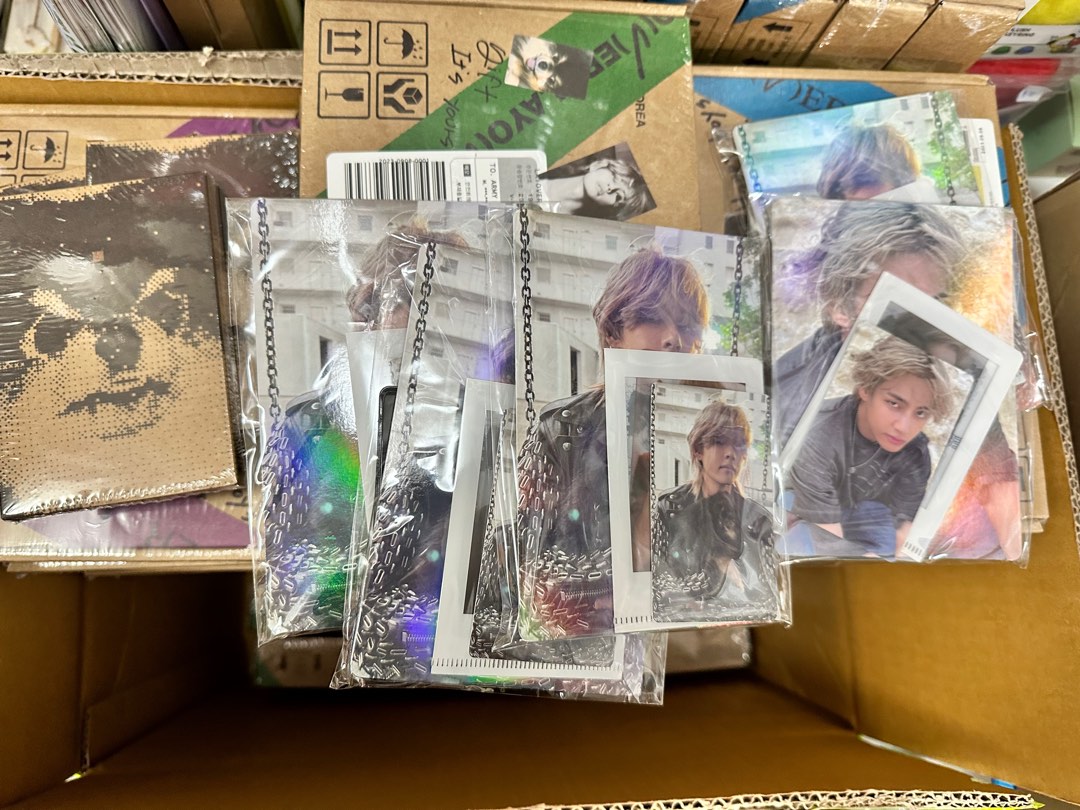 BTS V Layover album set, 興趣及遊戲, 收藏品及紀念品, 韓流 - Carousell