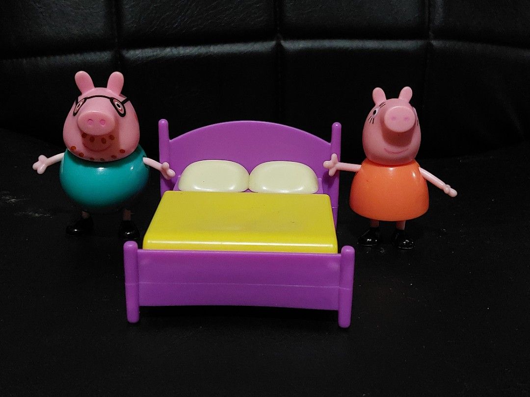 Peppa Pig Mommy & Daddy Pig bed, Hobbies & Toys, Toys & Games on Carousell