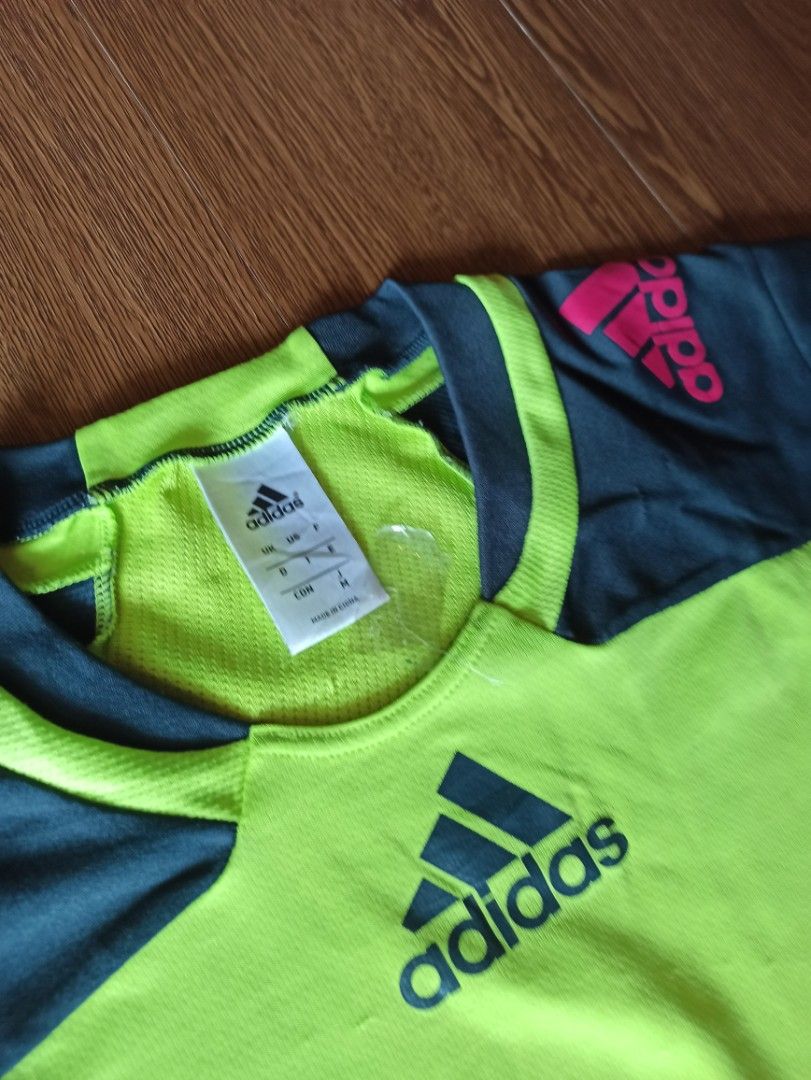 Shirt lari original warna hijau neon Adidas, Olah Raga, Baju Olahraga ...