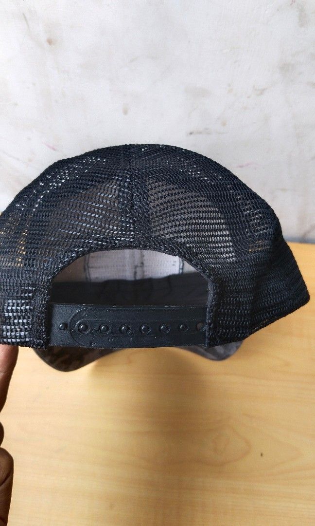 Topi airwalk original, Fesyen Pria, Aksesoris, Topi di Carousell