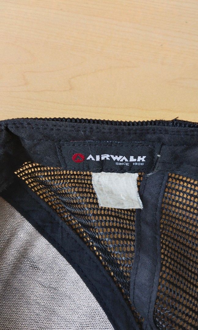 Topi airwalk original, Fesyen Pria, Aksesoris, Topi di Carousell