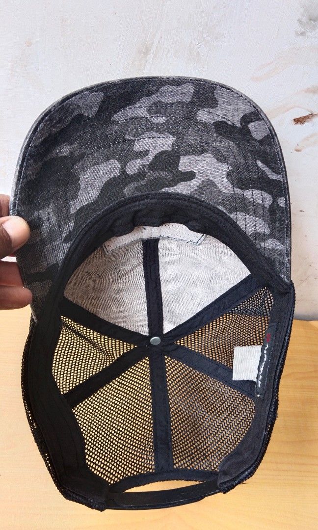 Topi airwalk original, Fesyen Pria, Aksesoris, Topi di Carousell