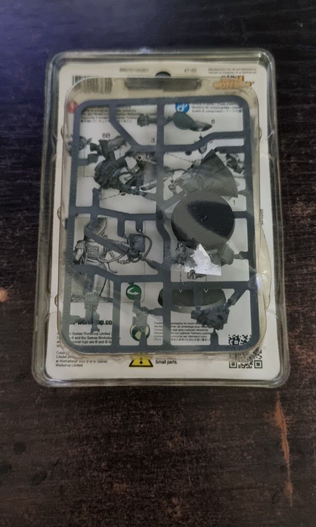 Warhammer 40K Astra Militarum Commissar plasma pistol w power weapon ...