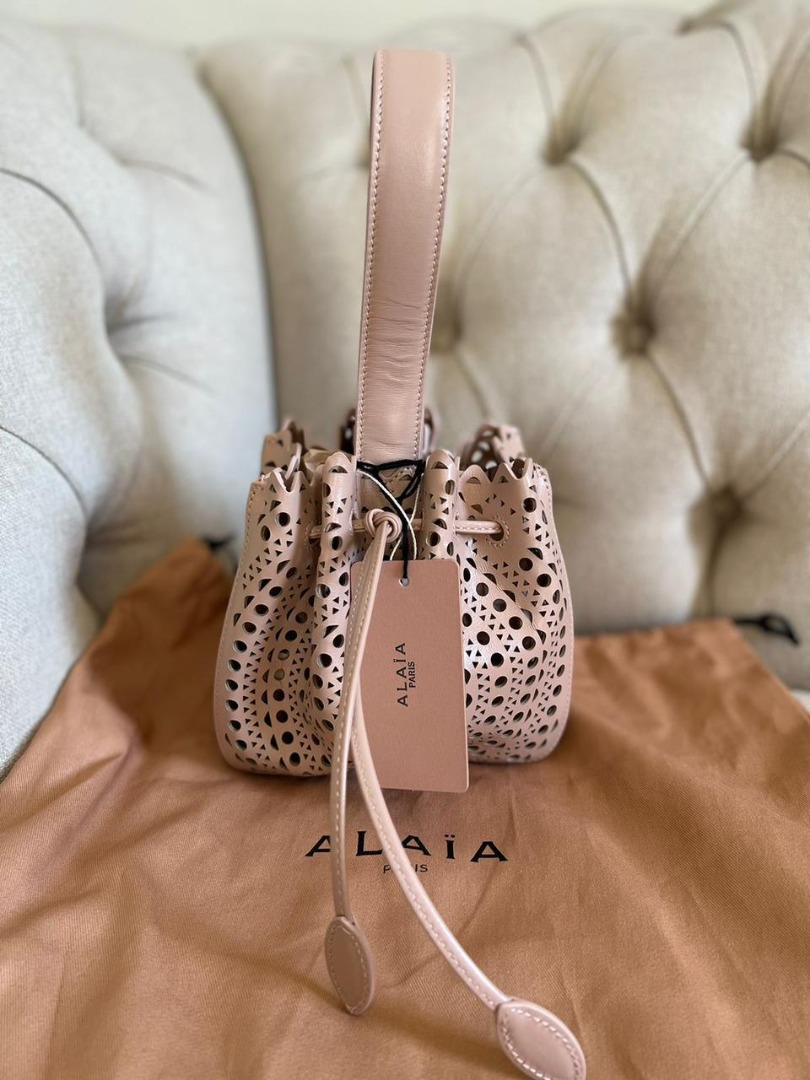 BNWT Alaia Rose Marie 16 Drawstring Color : Sable Size : 16cm x 15cm x ...