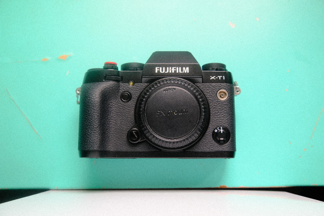 [LIKE NEW] Fujifilm XT1 w/ handgrip, Photography, Cameras on Carousell