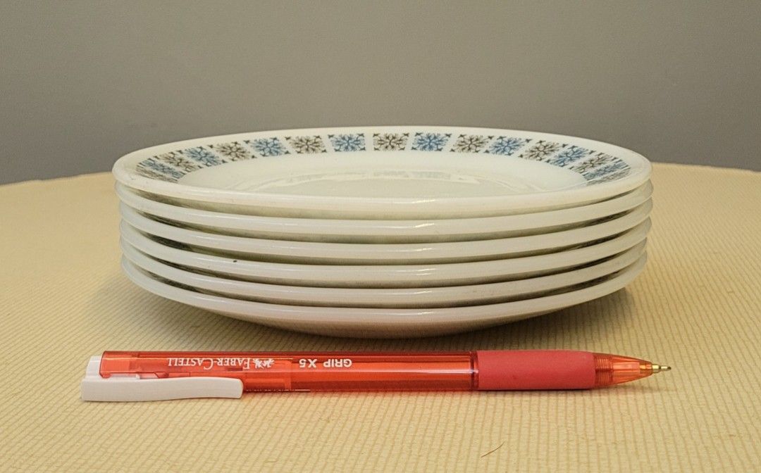 Pyrex Chelsea cake plate 6, Furniture & Home Living, Kitchenware ...