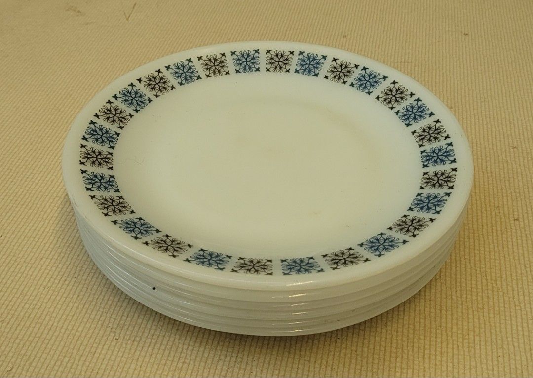 Pyrex Chelsea cake plate 6, Furniture & Home Living, Kitchenware ...