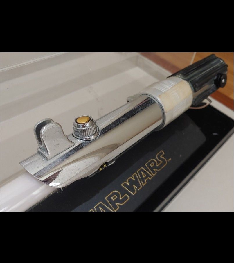 Star Wars Master Replicas Anakin Skywalker Force FX Lightsaber with ...