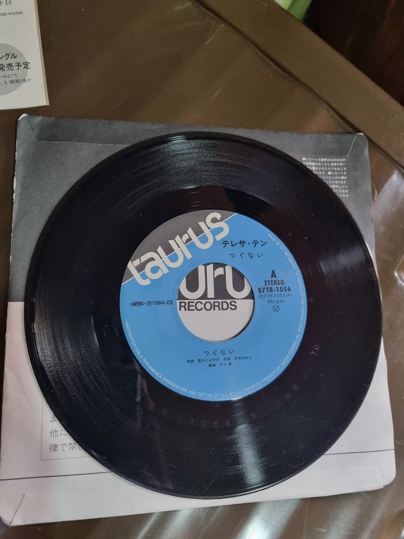 Teresa Teng 45 rpm 7-inch vinyl record featuring the track Tsugunai, Hobbies & Toys, Music ...