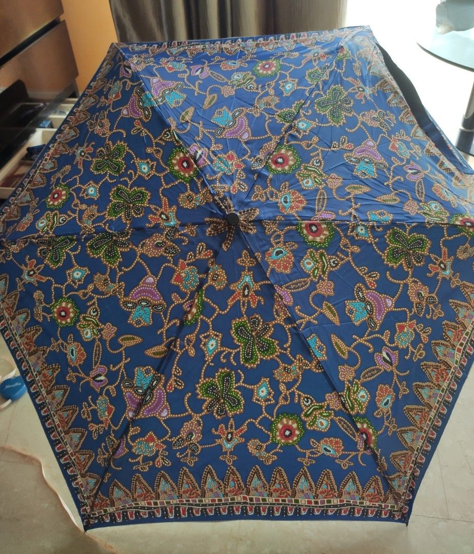 Rare Authentic SQ batik umbrella with Singapore airlines logo, Hobbies ...