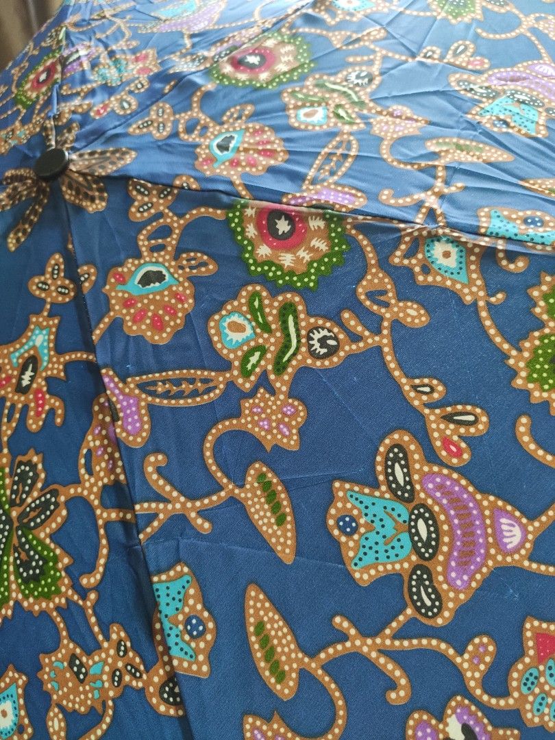Rare Authentic SQ batik umbrella with Singapore airlines logo, Hobbies ...