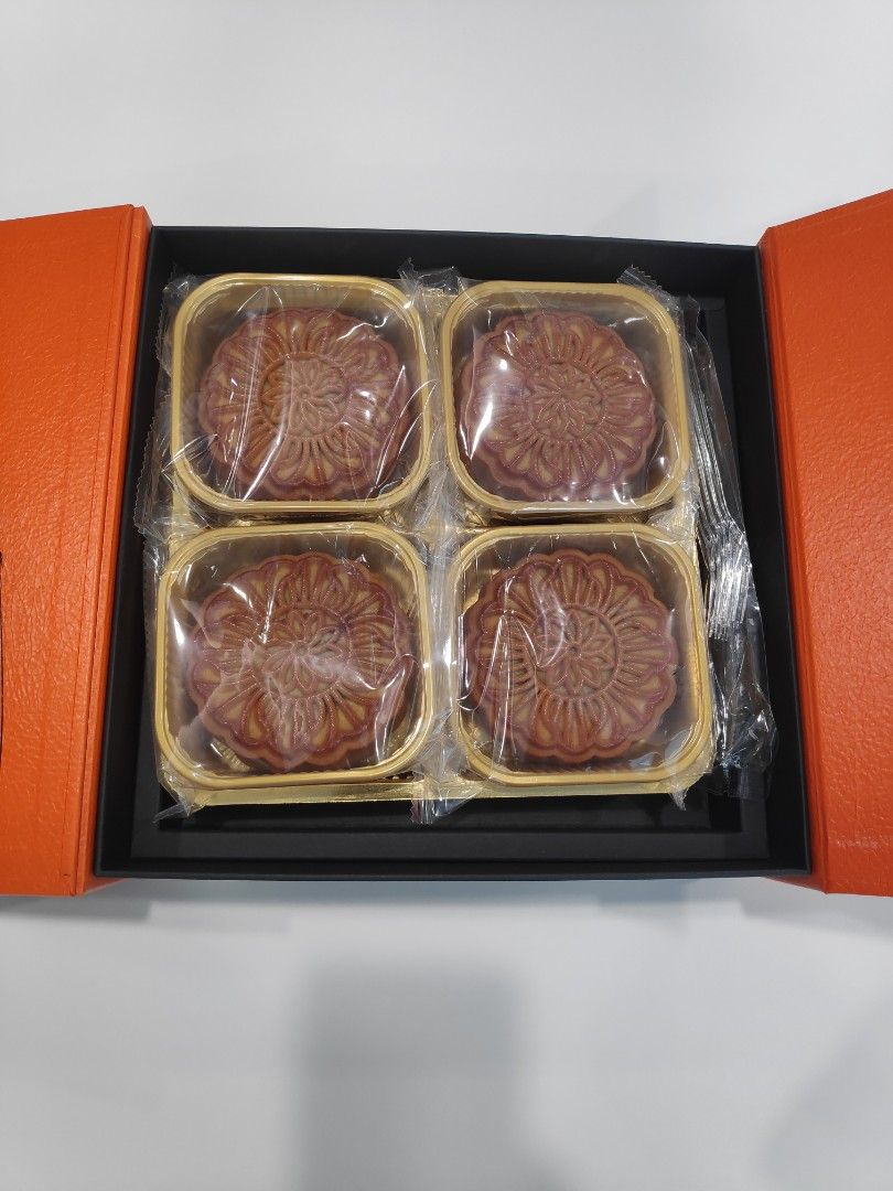 Raffles Town Club Moon cake Gift Set (4 moon cakes), Food & Drinks ...